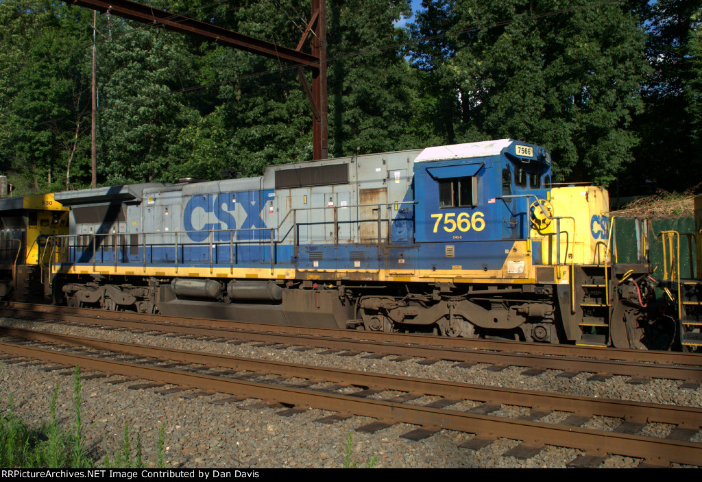 CSX C40-8 7566 trails on Q418-06